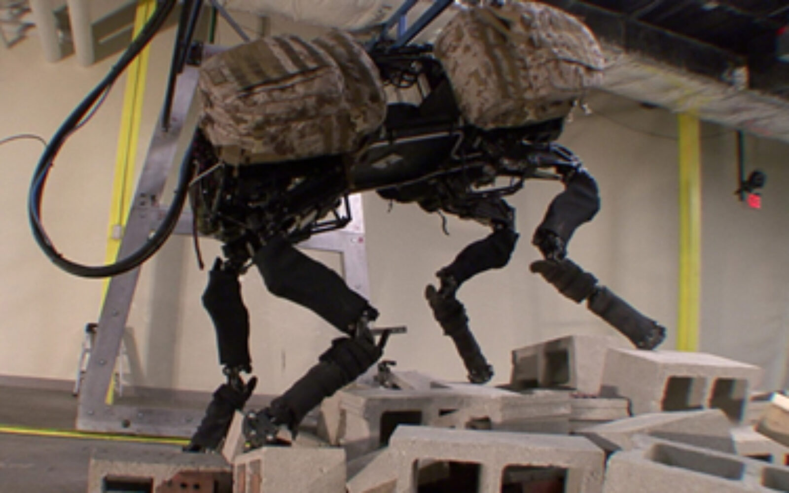 Vojni roboti nove generacije - penjač po zidu, veliki pas i humanoid ...