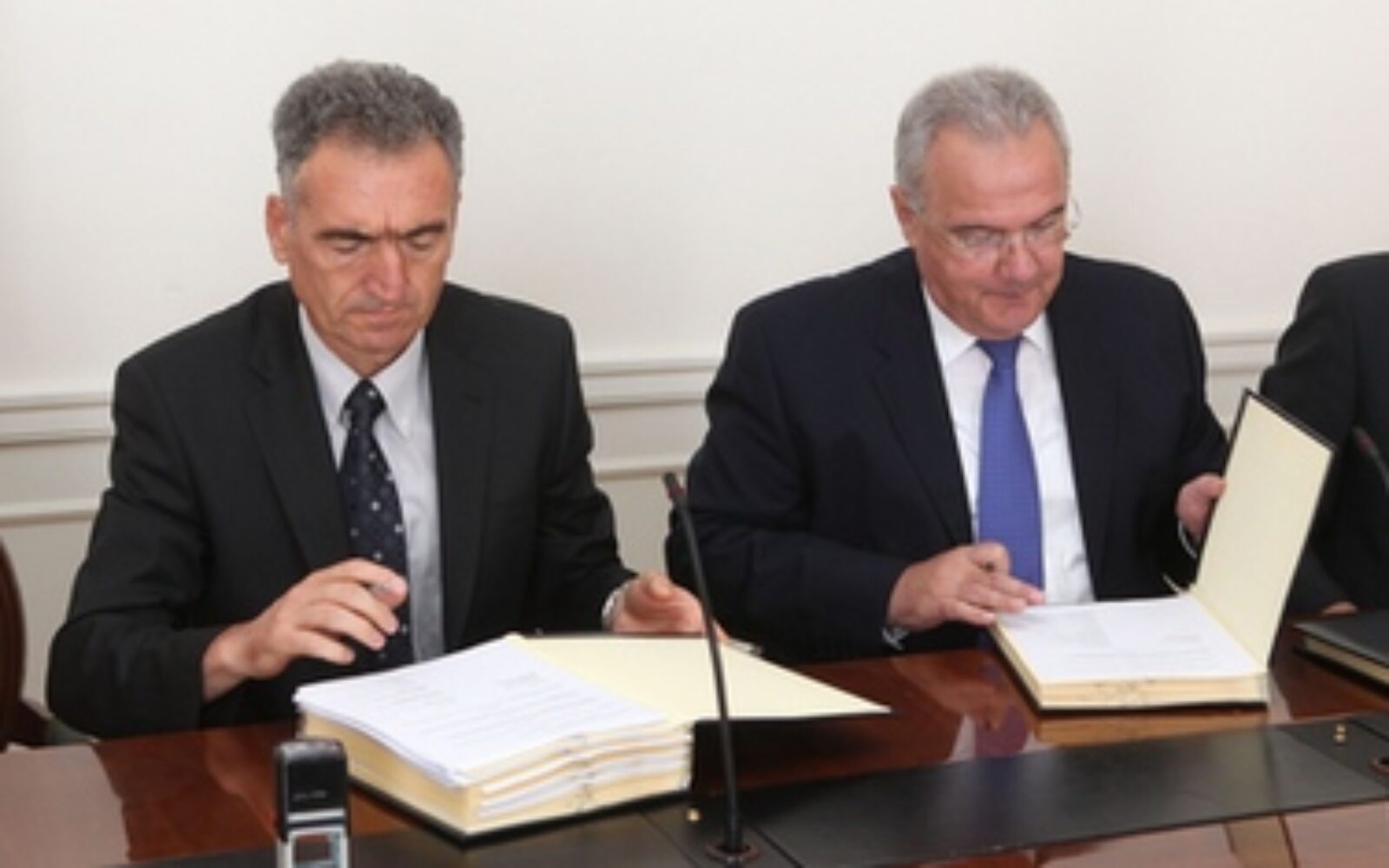 Vlada i sindikati državnih službi potpisali novi kolektivni ugovor ...