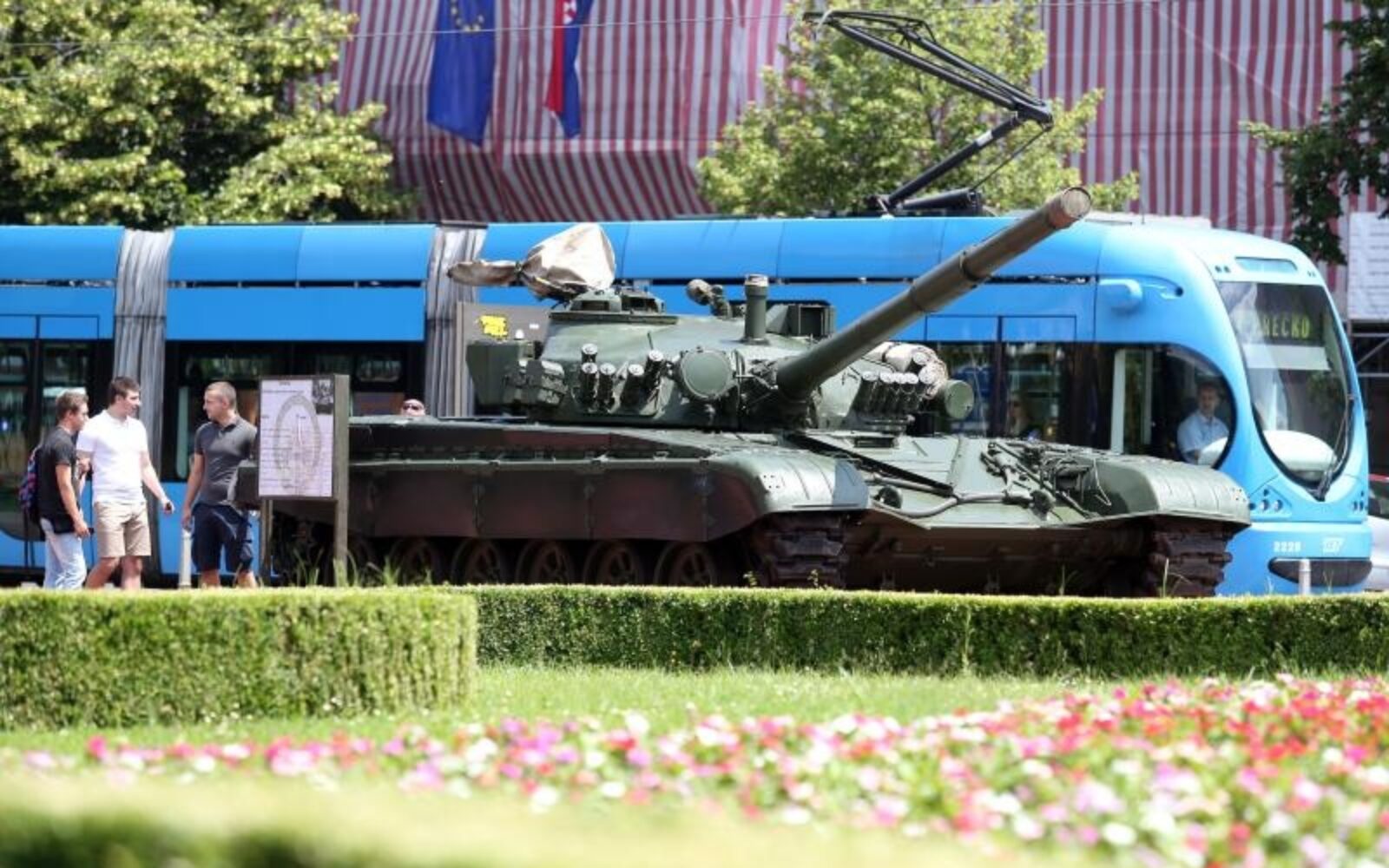 FOTO: Tenk i oklopno vozilo u centru Zagreba; Đuro Đaković slavi 95 ...