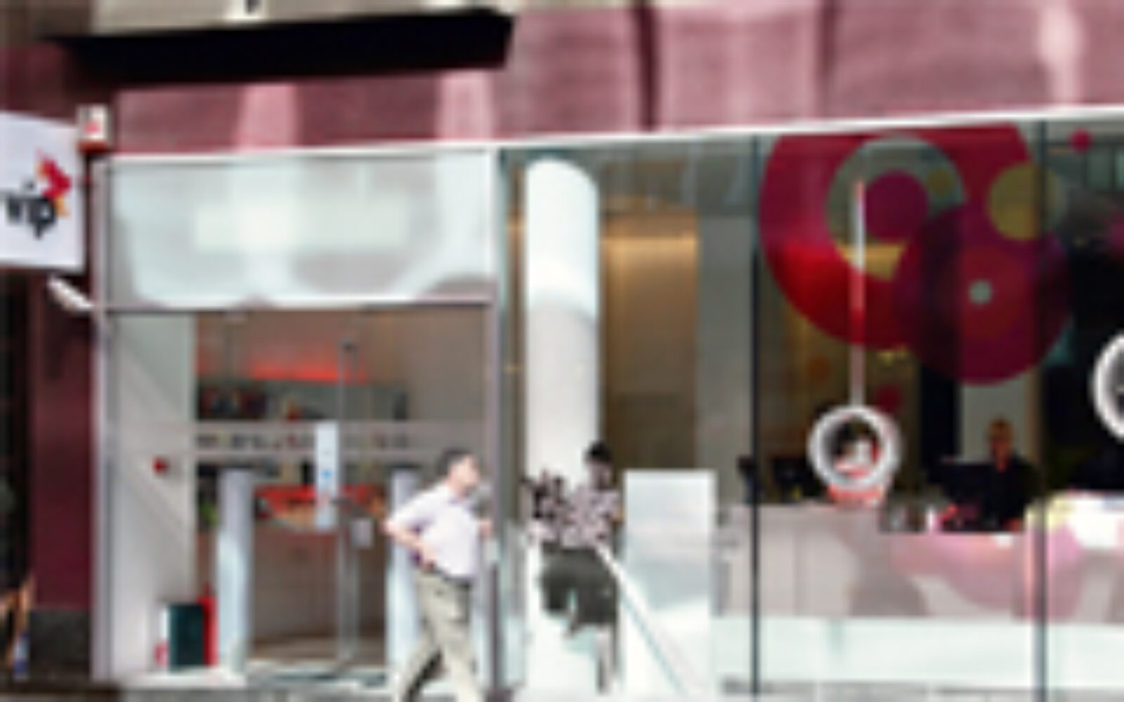 Mobilni operateri se okreću oglašavanju kroz trgovine koje pričaju ...