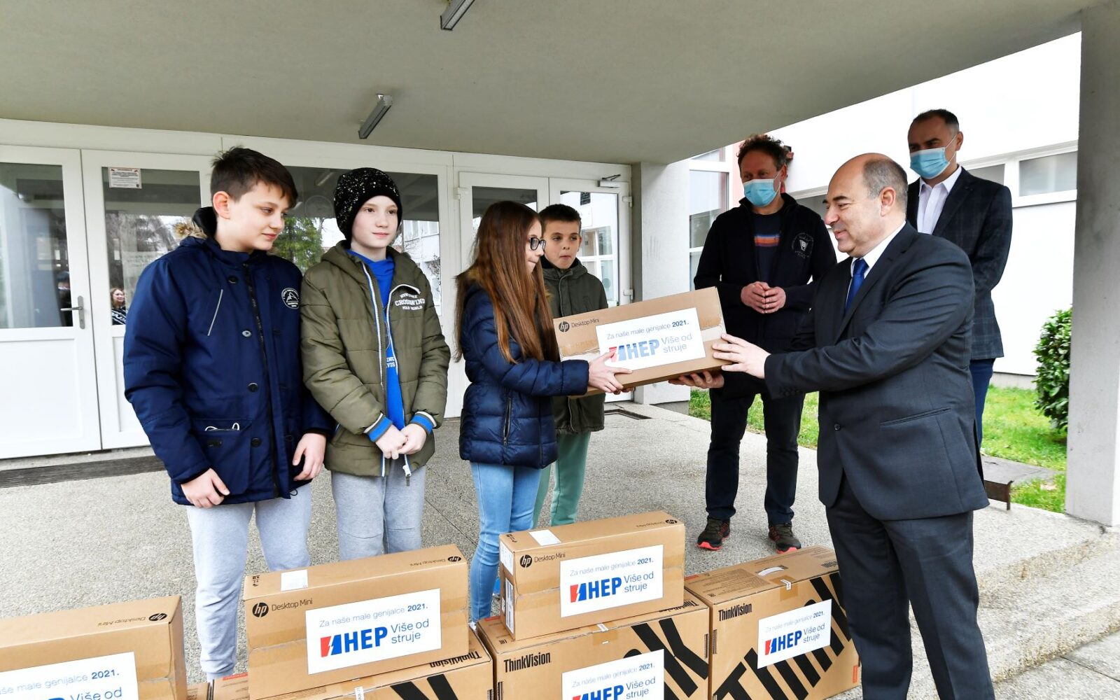 U akciji Za naše male genijalce 2021 HEP je 34 osnovne škole darovao sa 100 računala - Poslovni ...