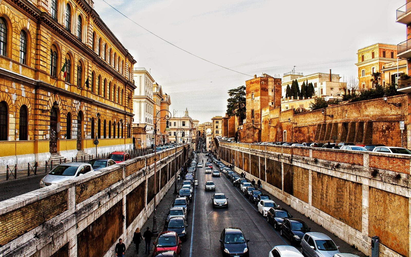 VIDEO: Golema rupa u Rimu progutala dva automobila - Poslovni dnevnik