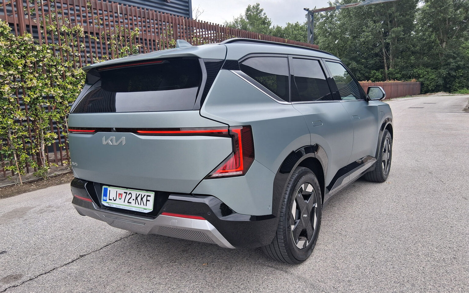 Prostran obiteljski električni SUV Kia EV5 s cijenom od 51.990 eura ...